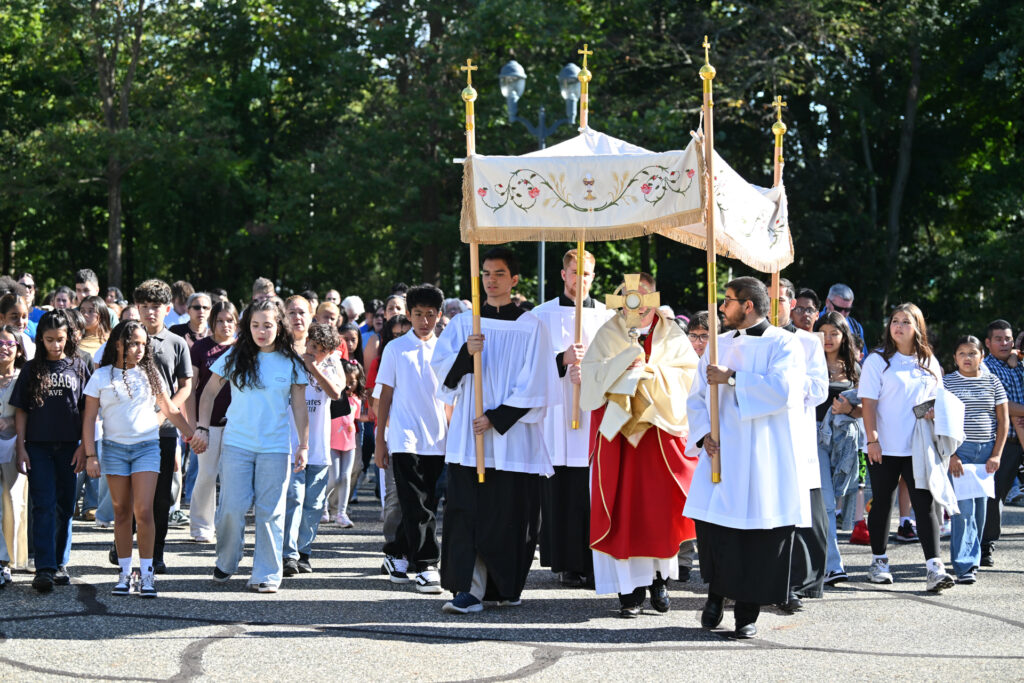 Altar servers grow in love for Eucharist in Madison – The Beacon